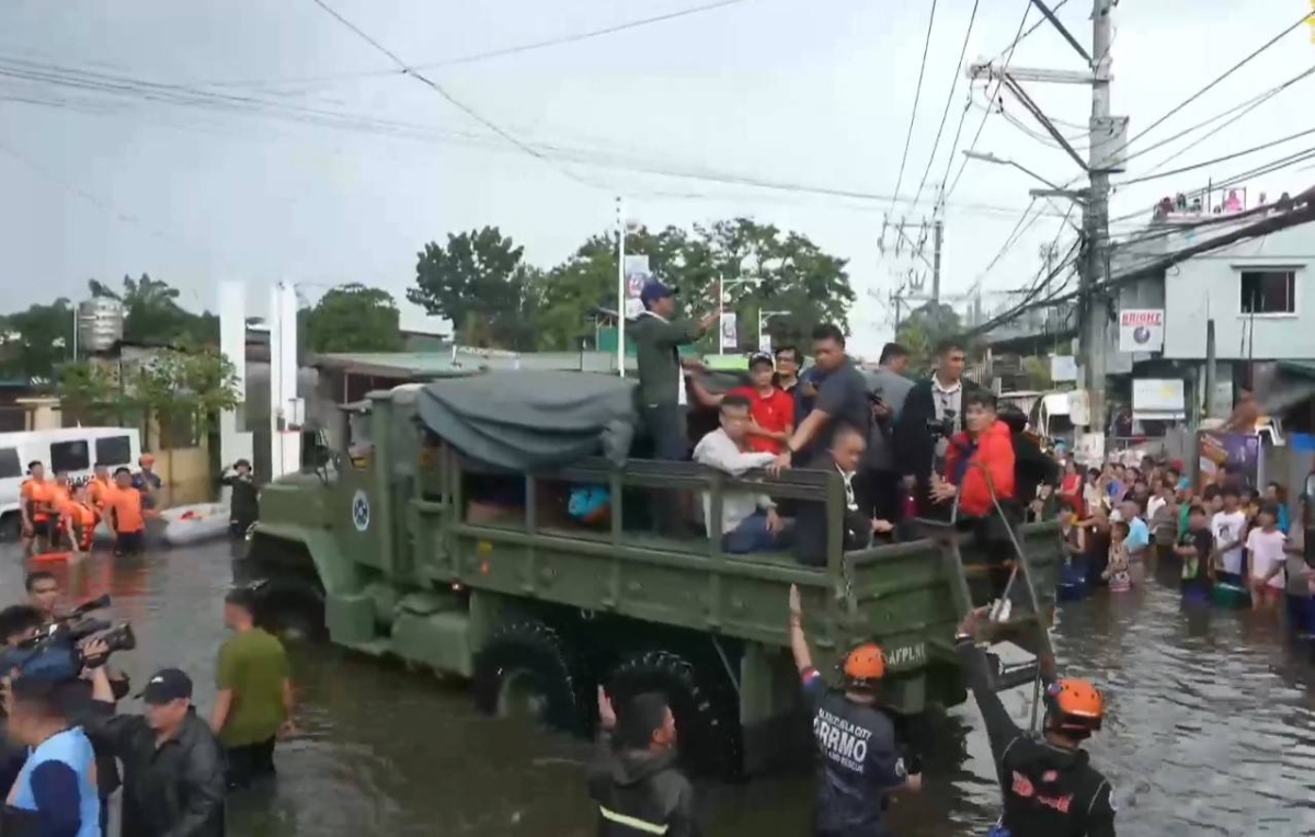 Marcos conducts ocular inspection, visits flood victims in Valenzuela ...
